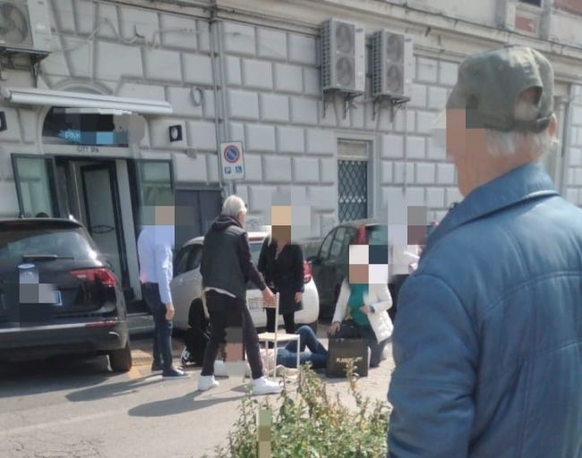 Castellammare - Incidente sul lungomare, donna investita da un'auto ... Castellammare - Incidente sul lungomare, donna investita da un'auto ...
